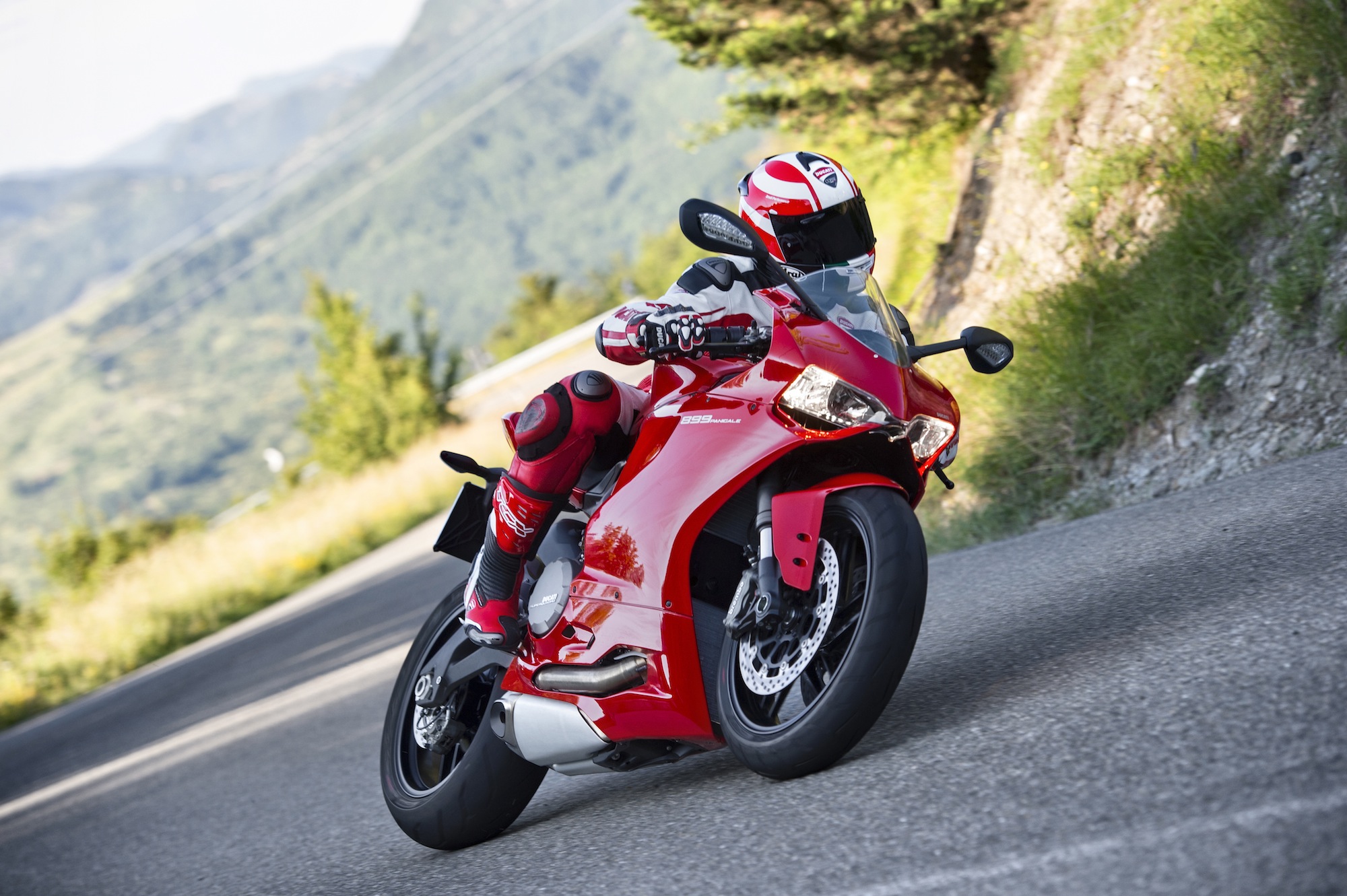 Ducati unveils 'supermid' Panigale - webBikeWorld