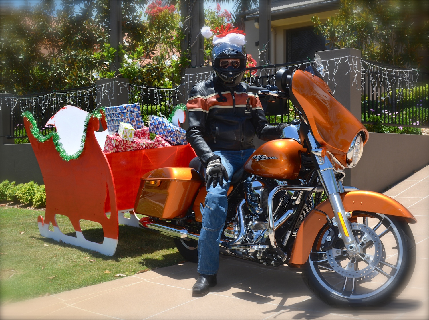 A merry and safe Christmas Day to all friends, relatives and readers ...