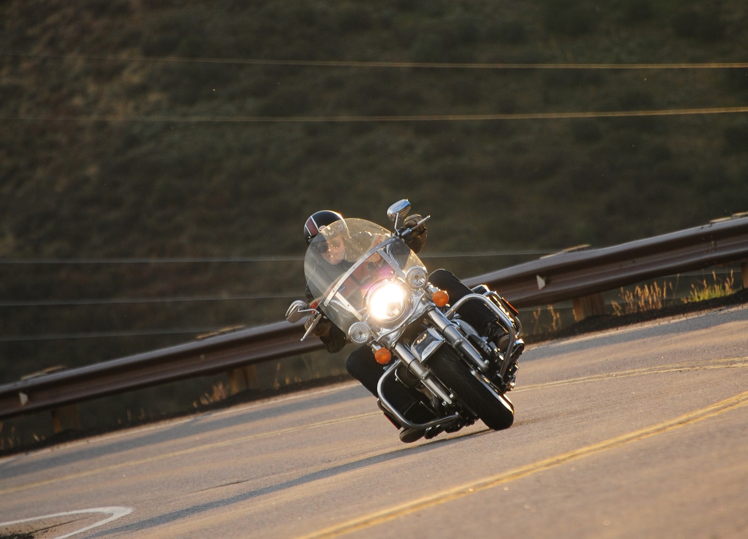 Five riding tips: How to corner on a cruiser - webBikeWorld