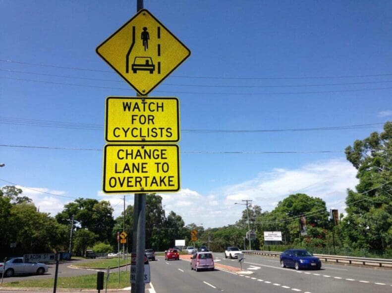 Call for roadside lane filtering signs - webBikeWorld