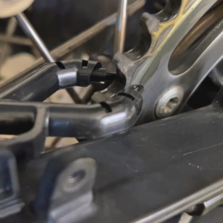 Scottoiler xSystem 2.0 Auto Chain Oiler Review - webBikeWorld