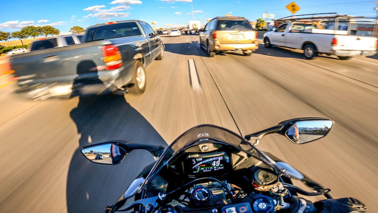 Kawasaki Ninja ZX-10R Weaving Through Traffic - webBikeWorld
