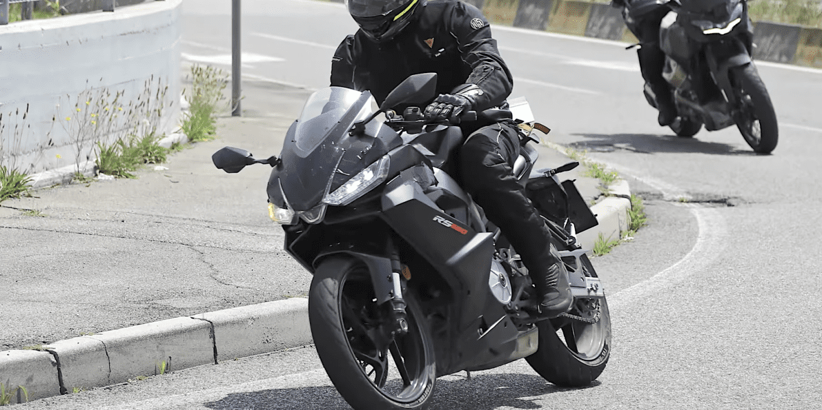 Bhārat Bikes: Spy Shots Show Aprilia's Incubating RS440 Catching Some ...